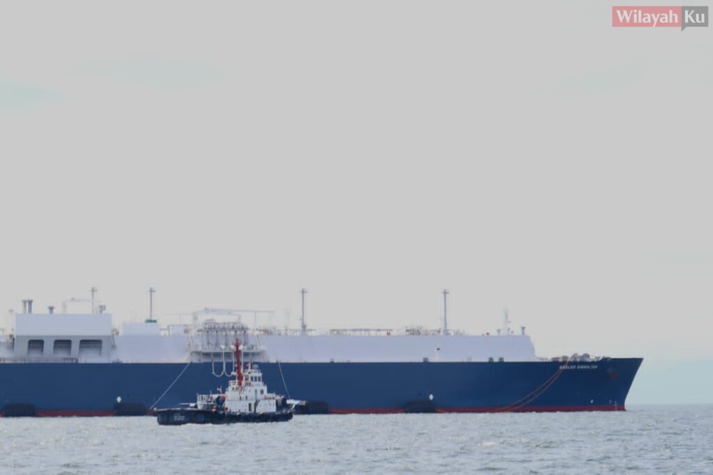 Victoria STS Labuan laksana operasi pemindahan LNG kapal ke kapal ... Victoria STS Labuan laksana operasi pemindahan LNG kapal ke kapal ...