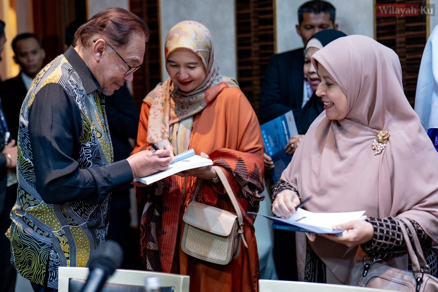 PM Anwar dan isteri tiba di venue Sidang Kemuncak ASEAN | WilayahKu