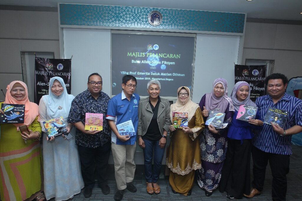 Prof. Datuk Mazlan Othman lancar sembilan buah buku sains fiksyen ...