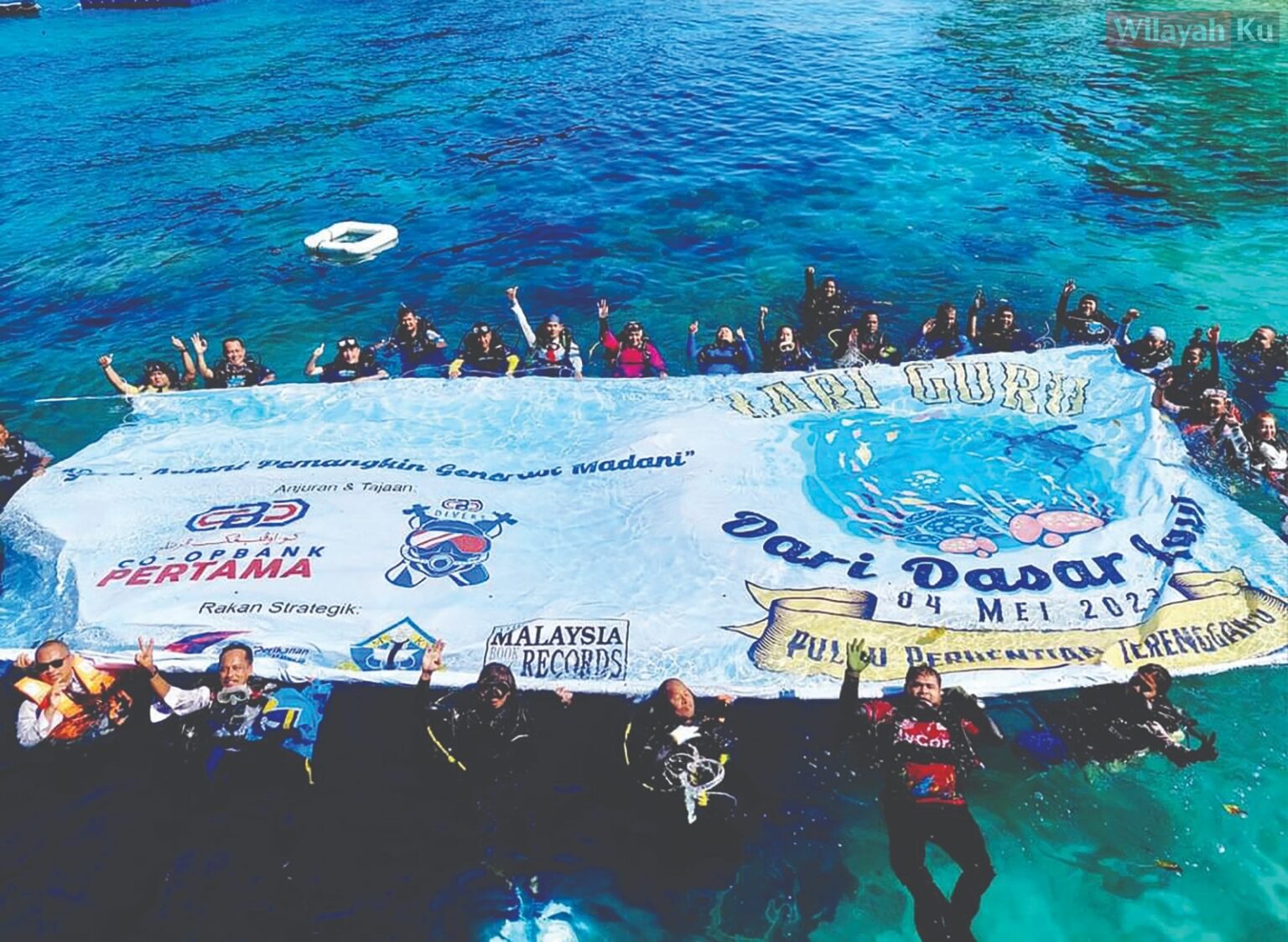 Kibar kain rentang di dasar laut sempena Hari Guru 16 Mei | WilayahKu