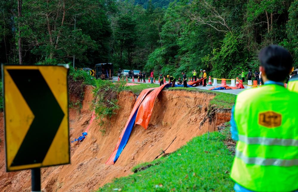 Tragedi tanah runtuh, bah besar dan banjir kilat menimpa negara pada ...