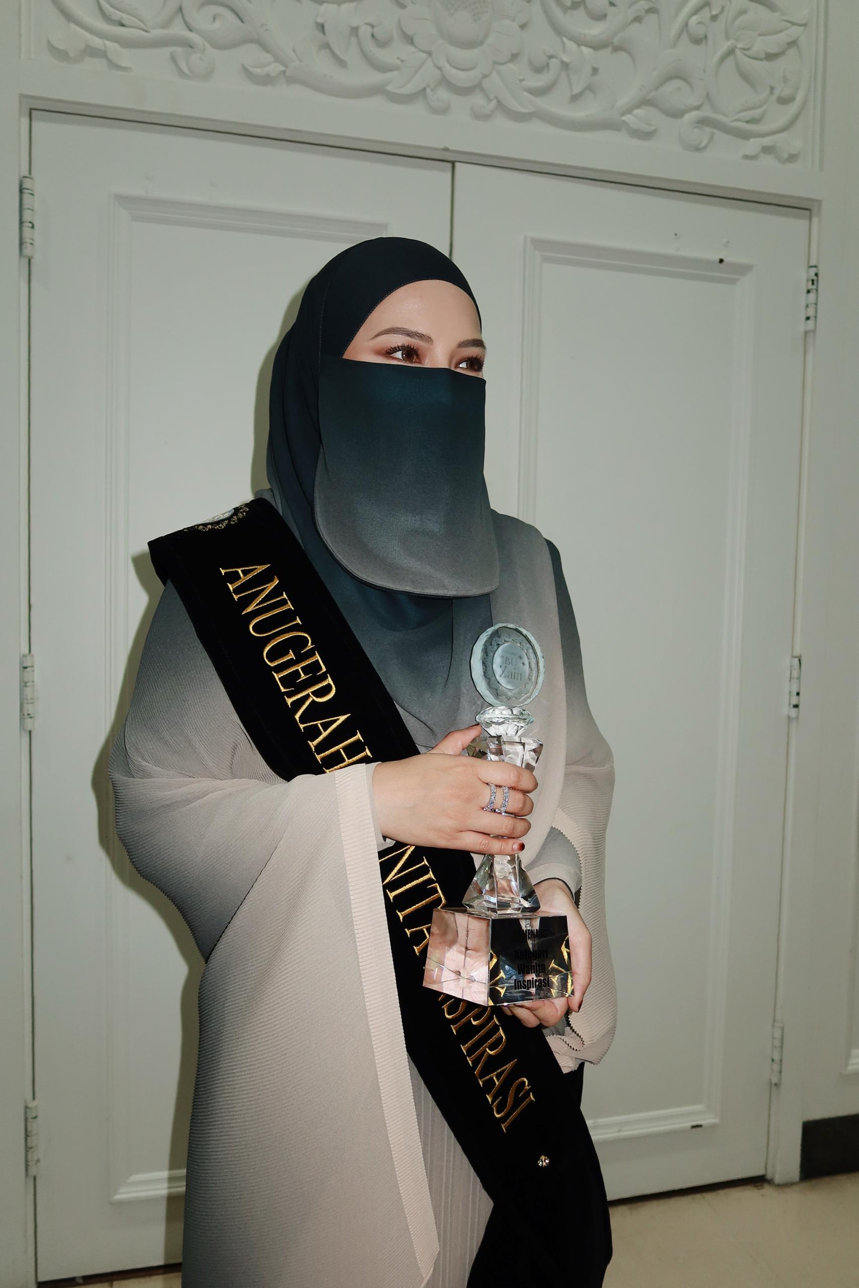 Neelofa terima Anugerah Wanita Inspirasi sempena The Muslim World Women ...